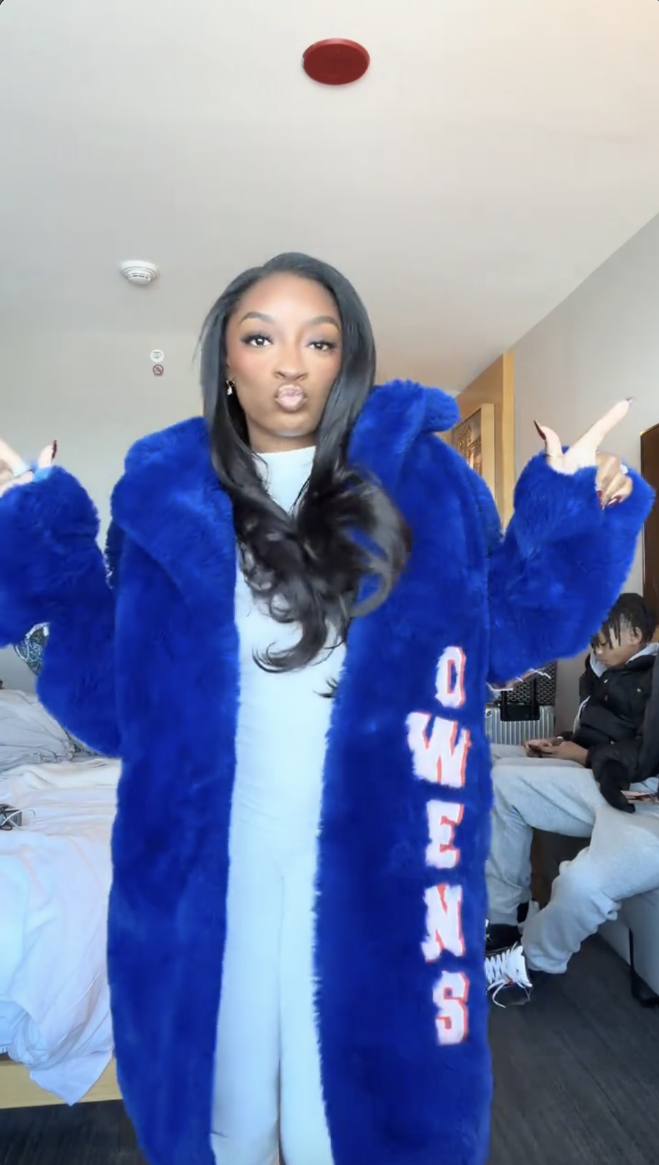 Simone Biles braces for the 'coldest game' in custom Chicago Bears blue ...