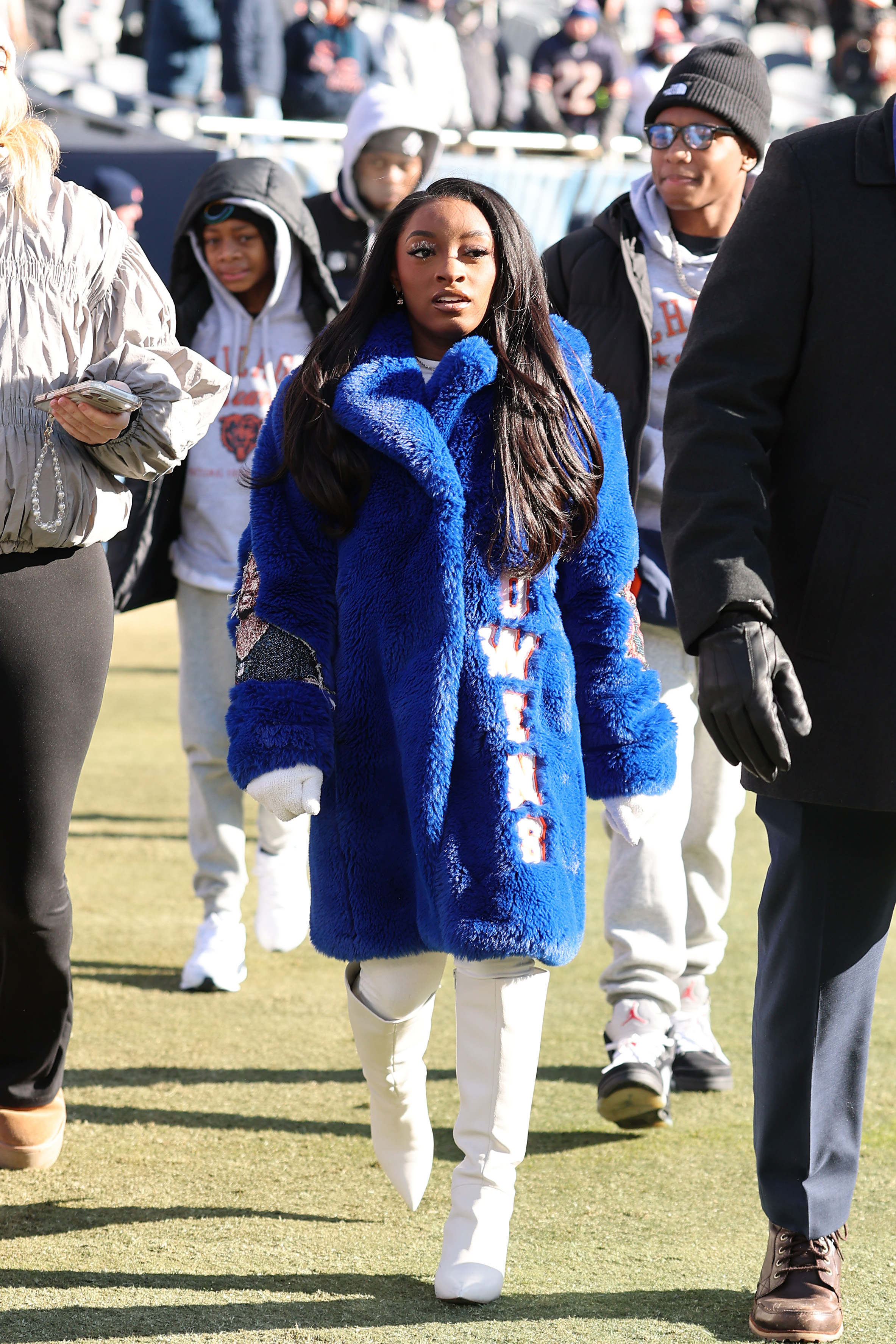 Simone Biles braces for the 'coldest game' in custom Chicago Bears blue ...