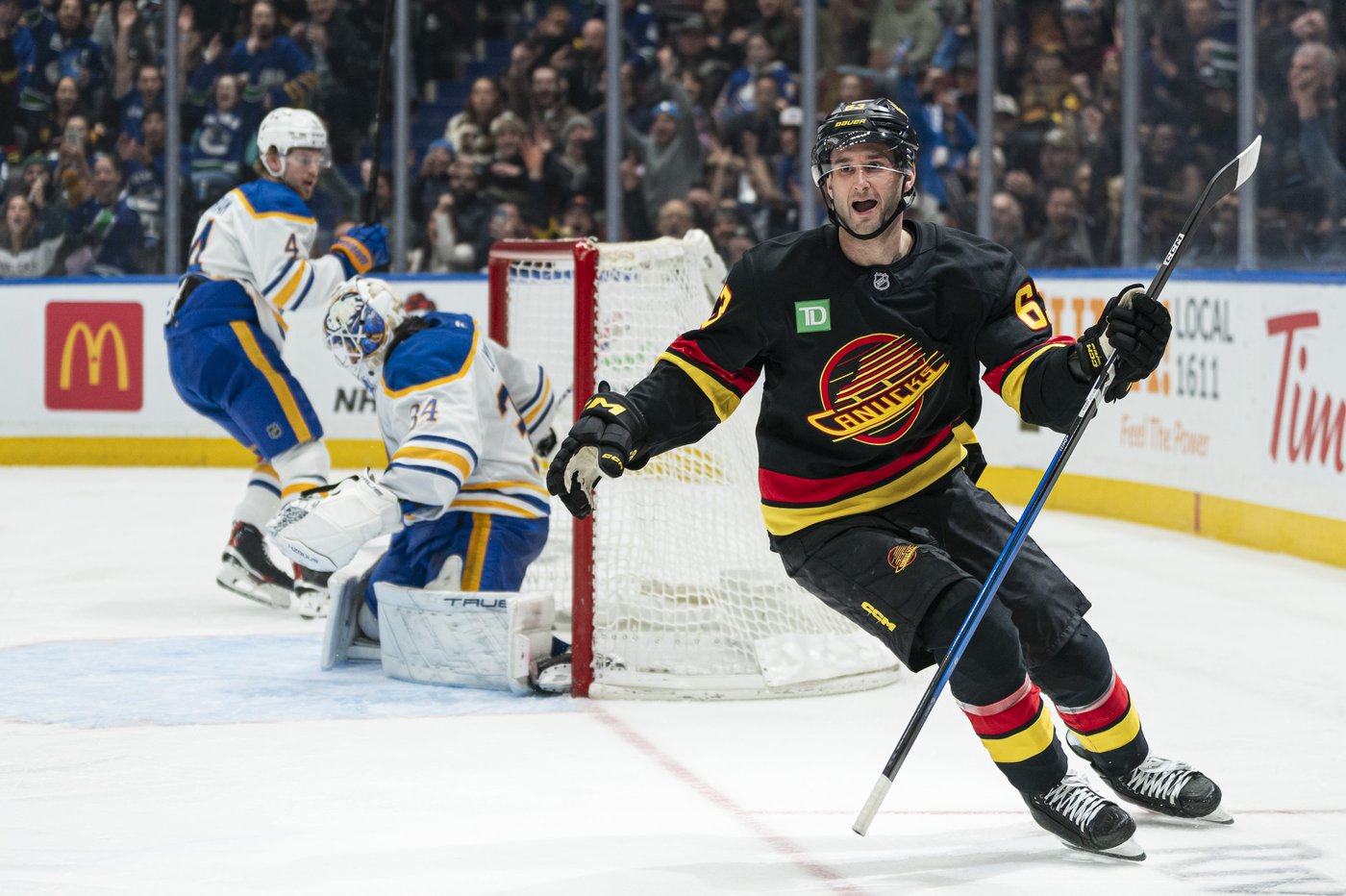 Les Canucks prolongent de deux ans le contrat du centre Max Sasson