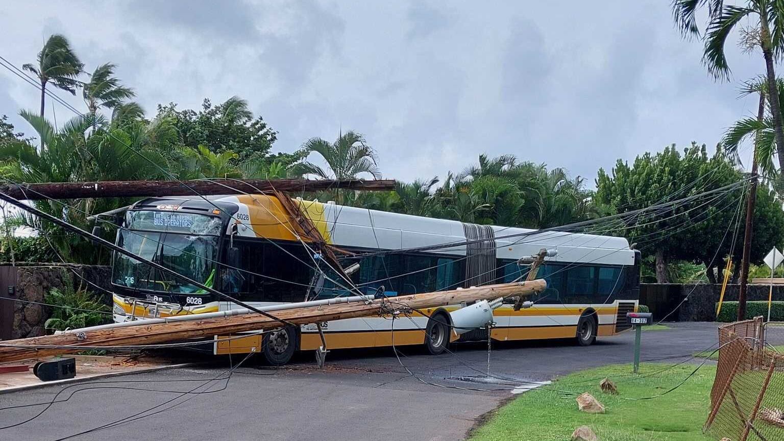 Bus crash triggers power outage in West Oahu