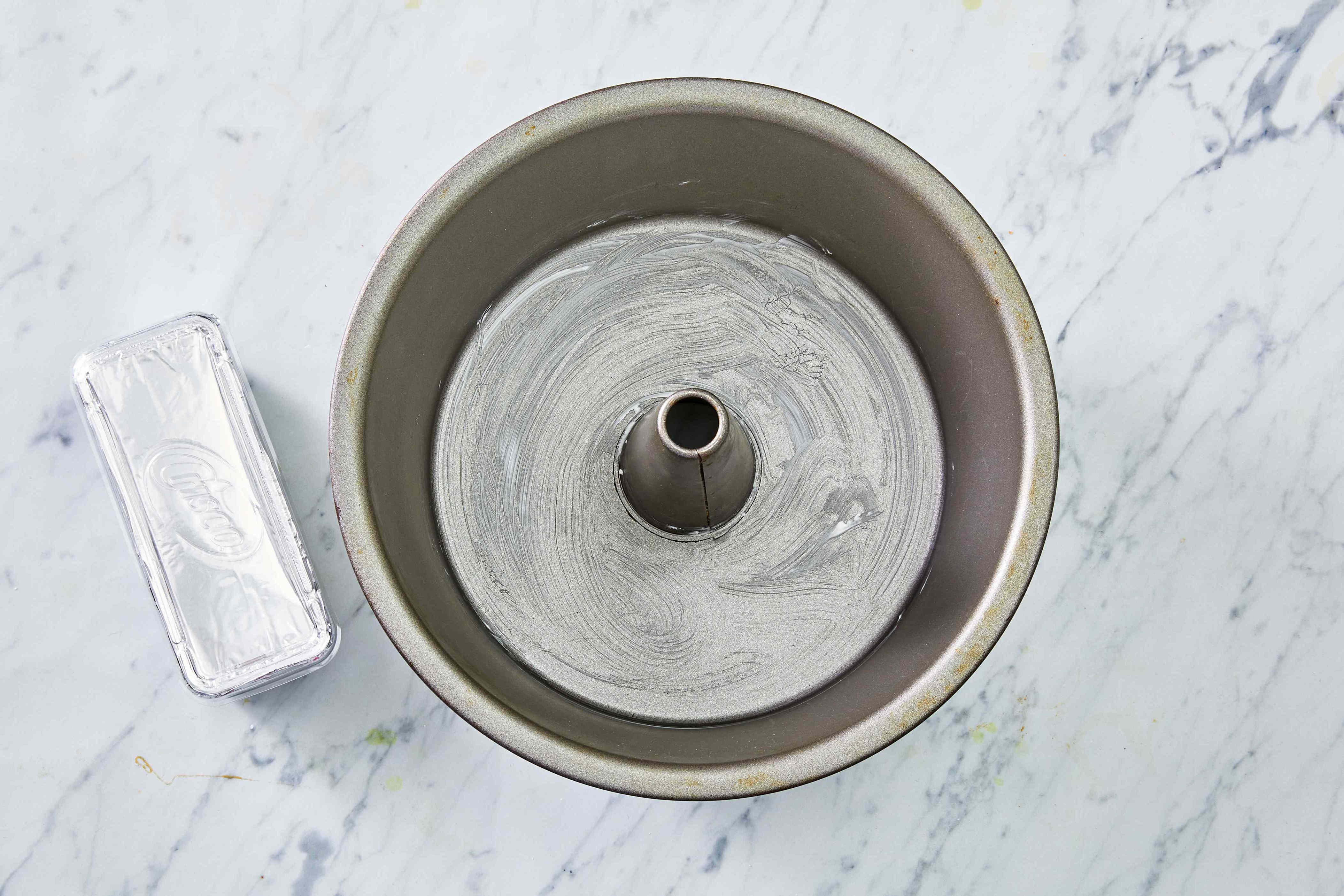 How to grease and flour cake pans in 3 simple steps