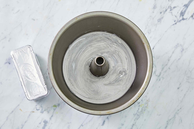 How to grease and flour cake pans in 3 simple steps