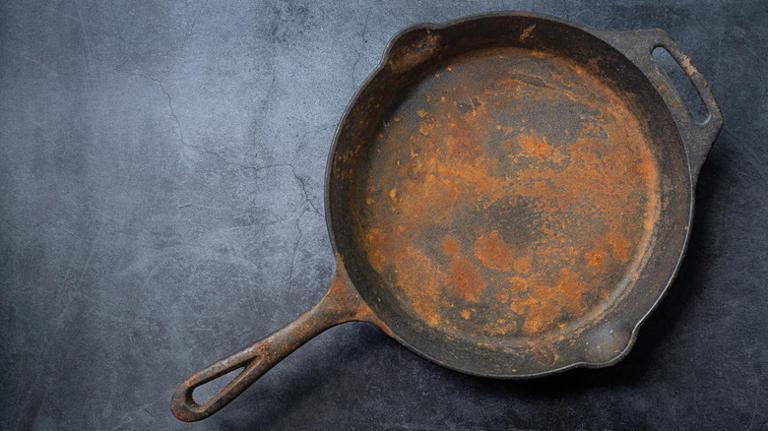 8 DIY Solutions For Removing Rust From A Cast Iron