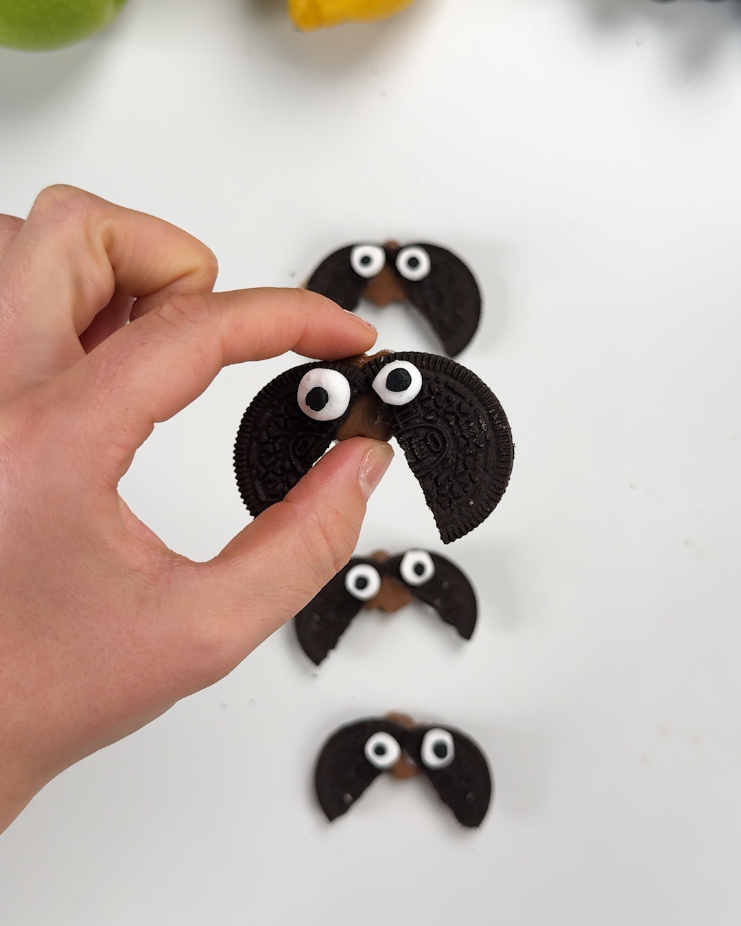 Kid-friendly Oreo bat Halloween treats🦇🍫