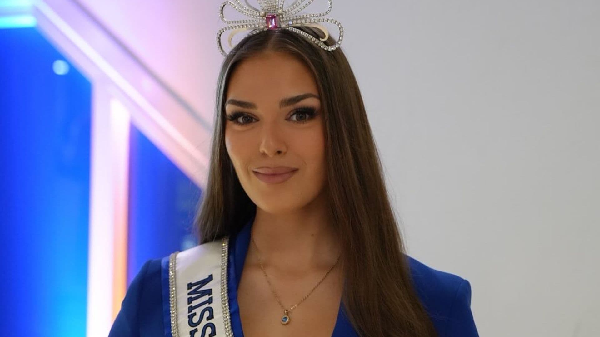 Miss Finlandia es despojada de su título tras controversial fotografía