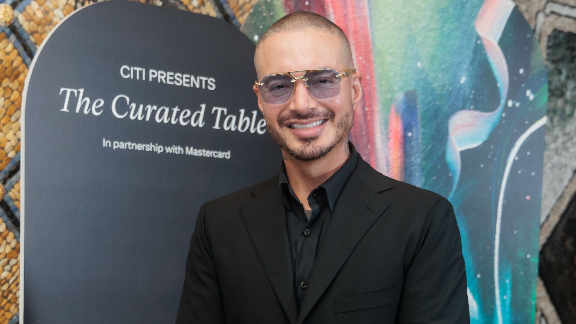 J Balvin deslumbra en la icónica Mansión Versace durante una noche de ...