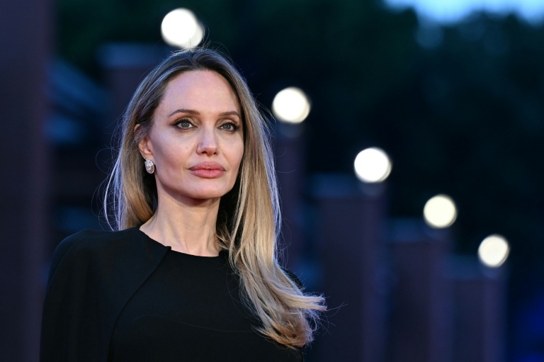 Angelina Jolie reveals mastectomy scars in Time France magazine