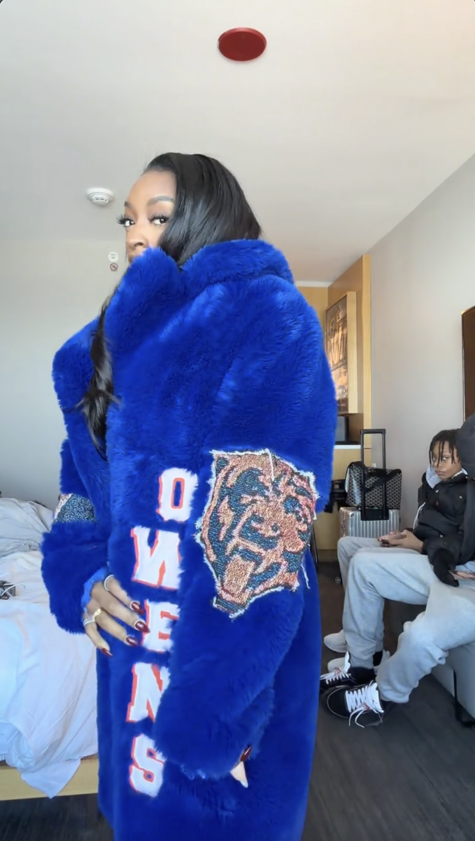 Simone Biles braces for the 'coldest game' in custom Chicago Bears blue ...