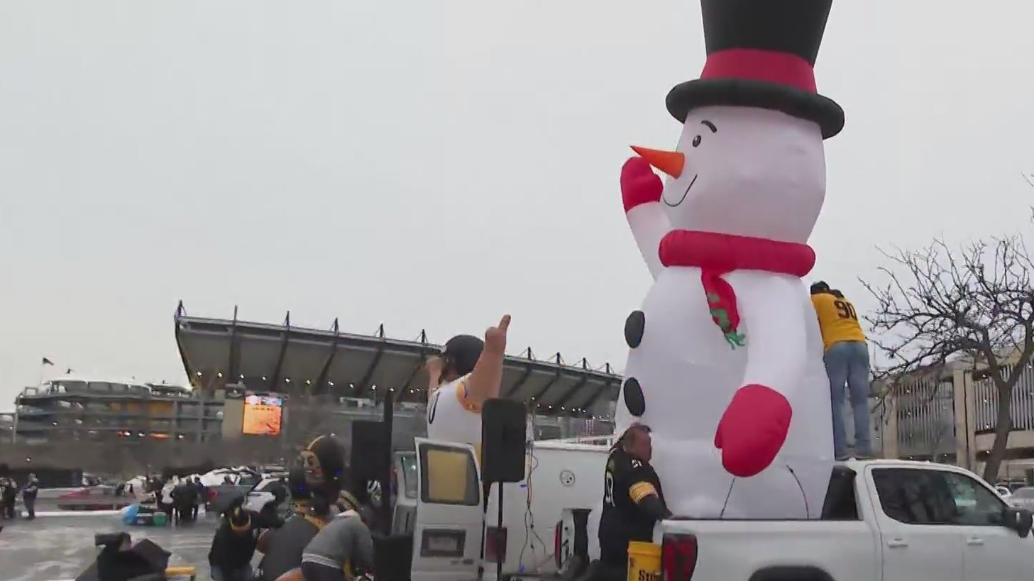 Steelers fans brave cold ahead of Dolphins game