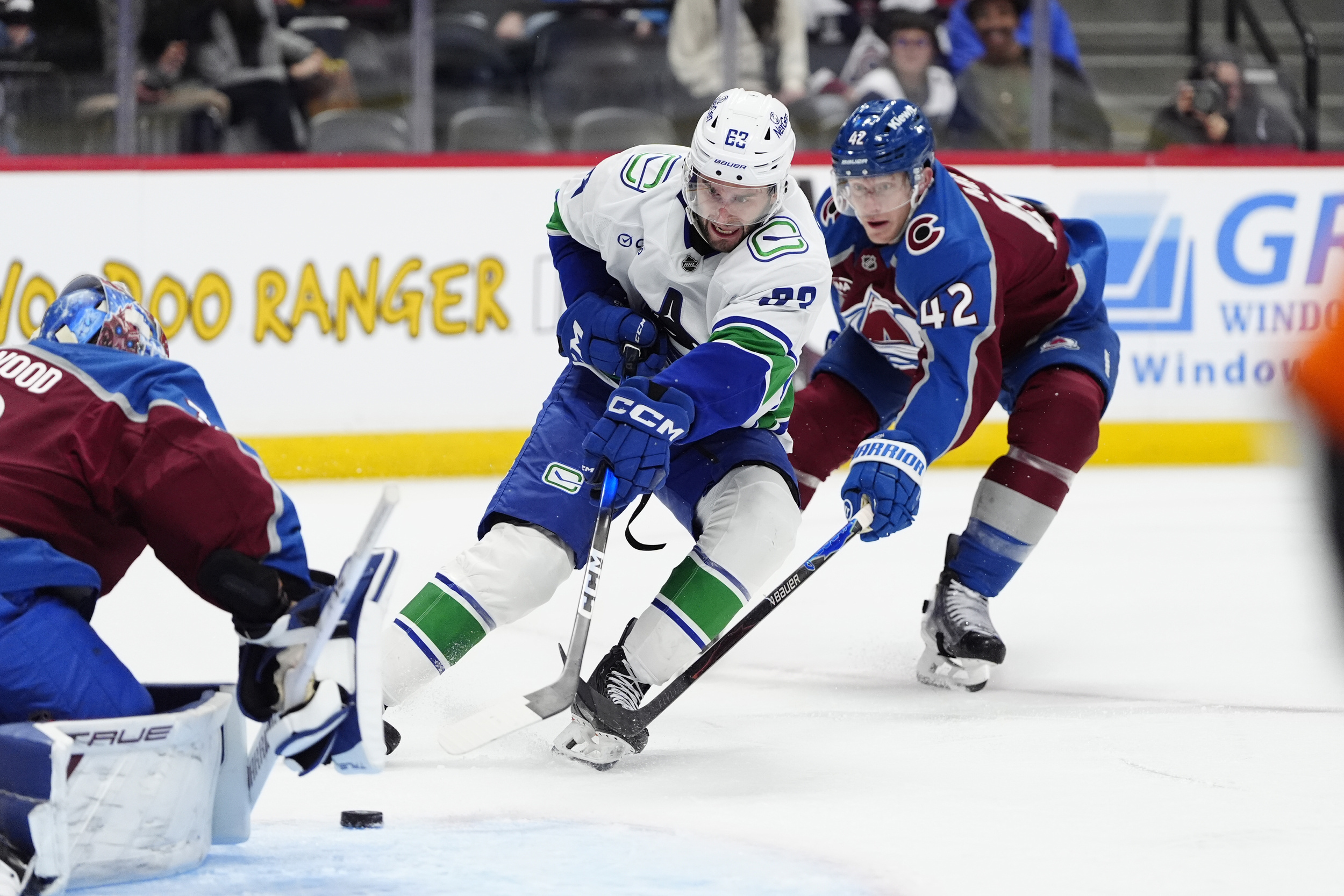 Vancouver Canucks sign Max Sasson to two-year extension
