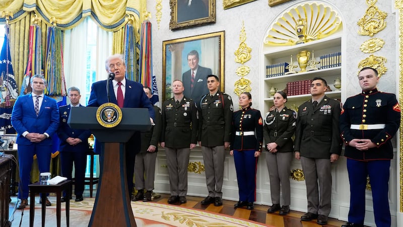 Trump, Hegseth give out Mexican border defense medal