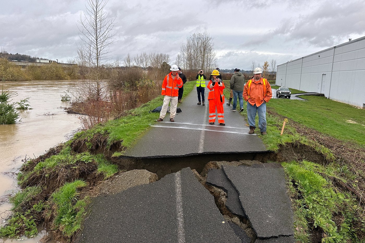 Crews use sandbags to shore up levee breach near Seattle after failure ...