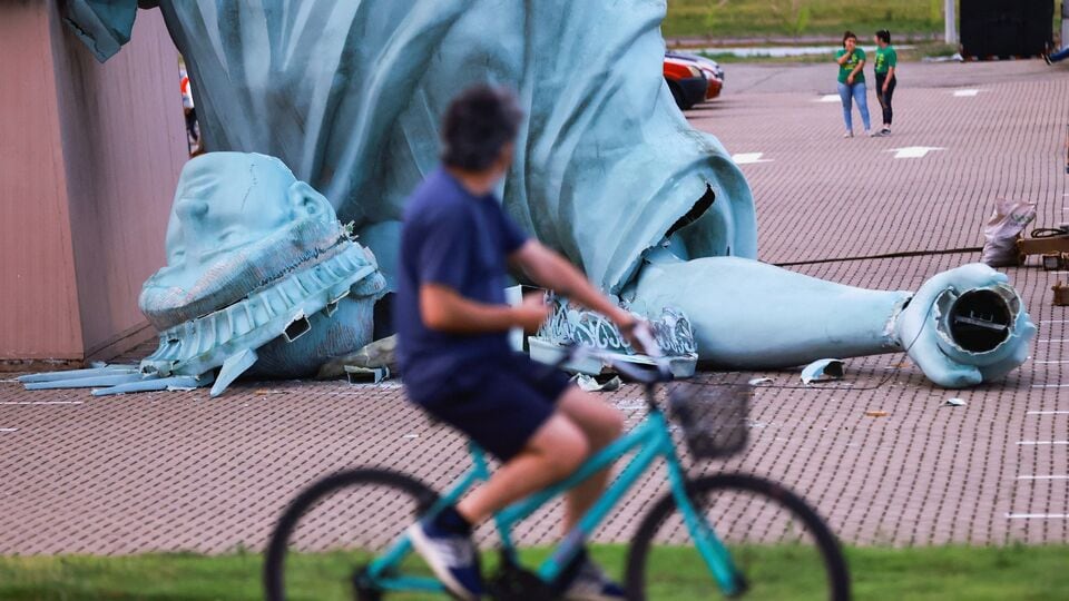 Viral video: 79-foot-tall Statue of Liberty replica falls during severe ...