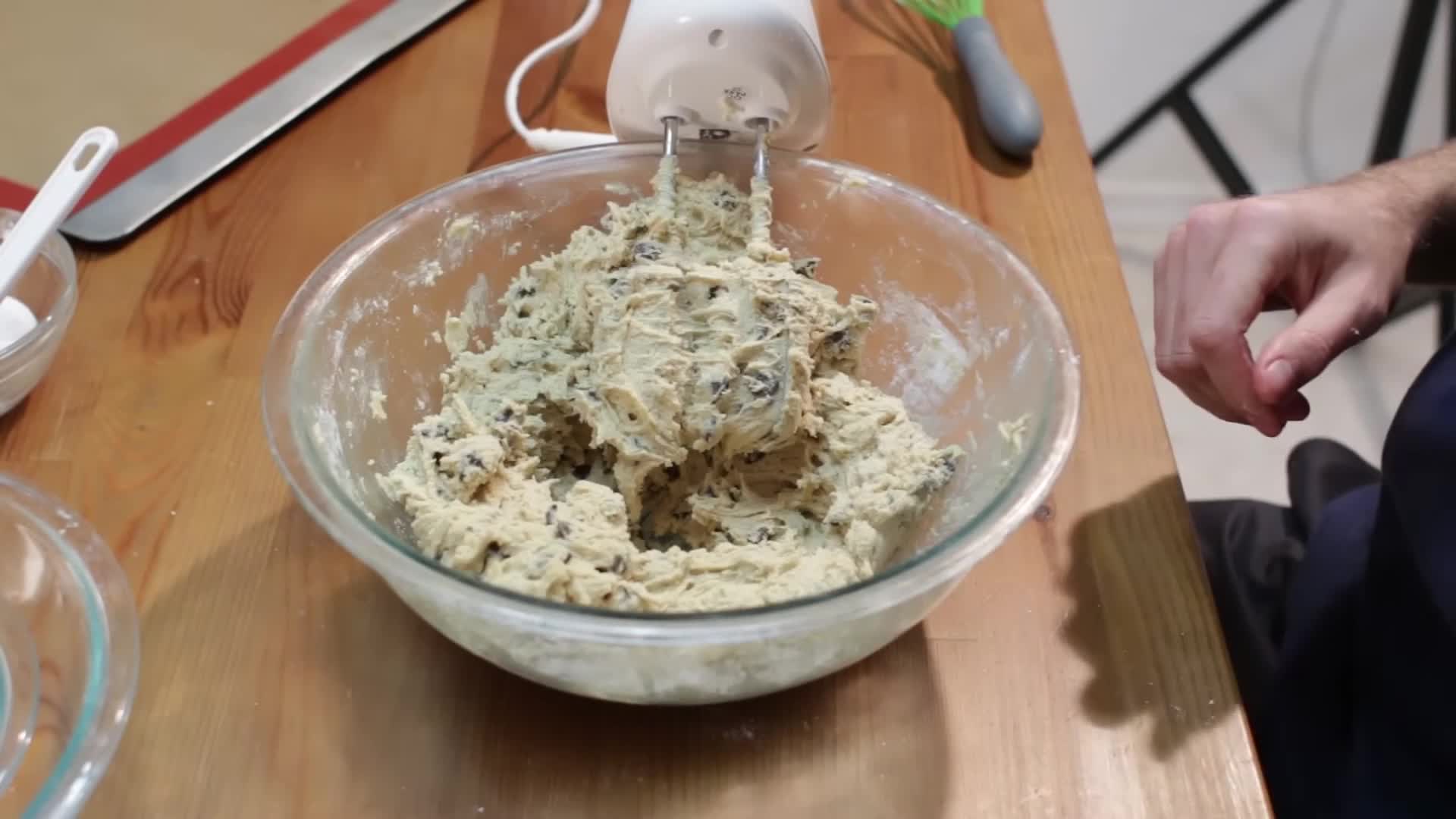 How to make chocolate chip cookies - easy soft chewy chocolate chip ...