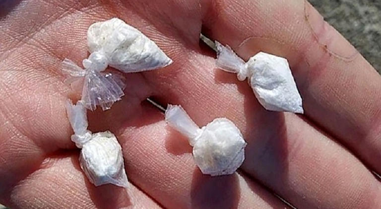Pusher a 18 anni, trovato con dosi di crack, hashish e cocaina: in manette