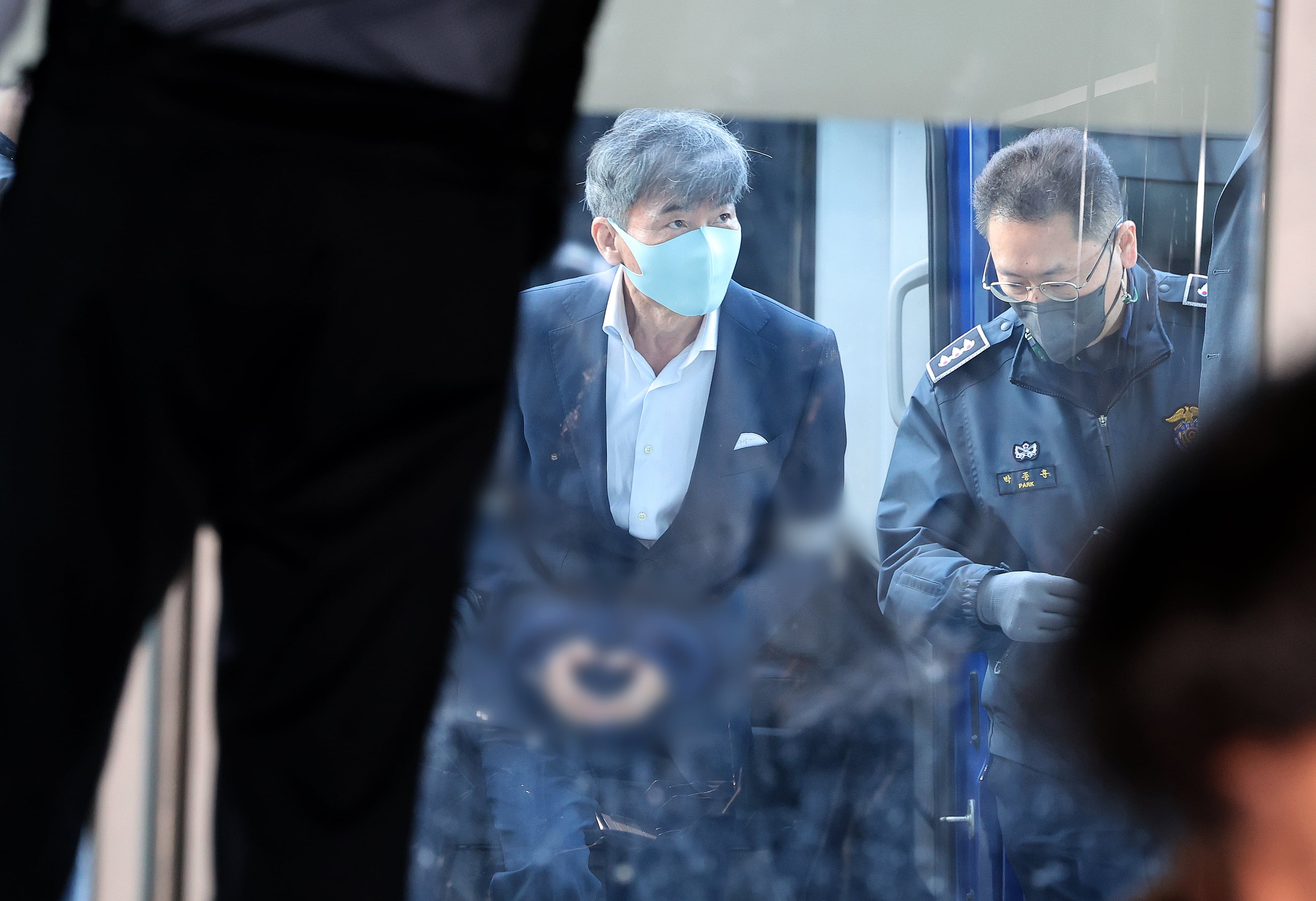 Lee Jong-ho’s team admits 300M won checks to Kim Keon-hee