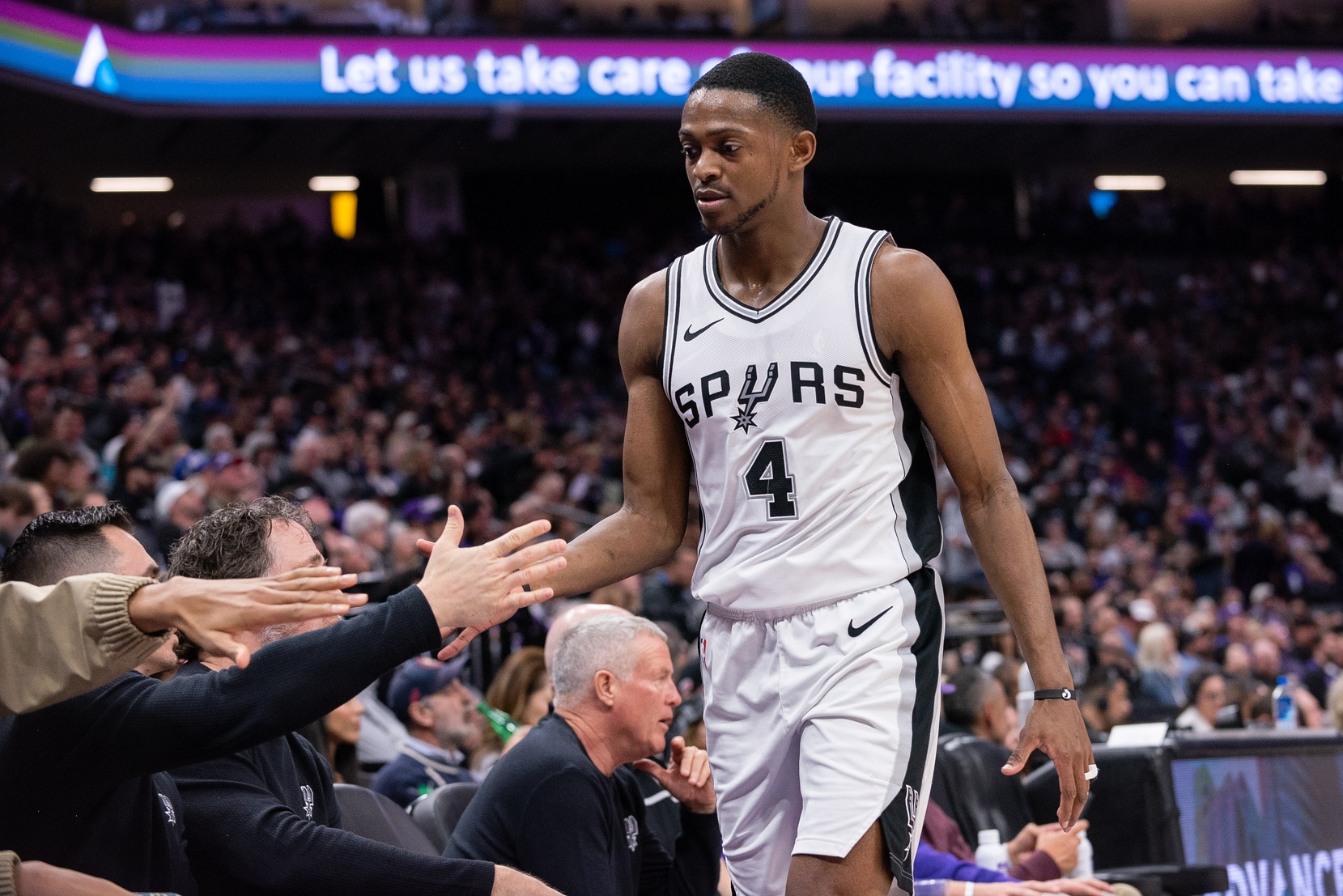 De’Aaron Fox sparks Spurs trade rumors after unfollowing team IG page