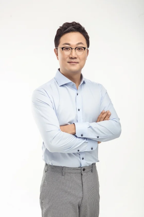 ‘Animal Farm Uncle’ voice actor Ahn Ji-hwan halts broadcasting activities