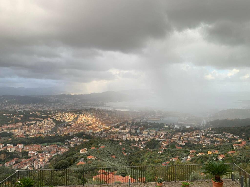 Nuvole e pioggia fino a metà pomeriggio