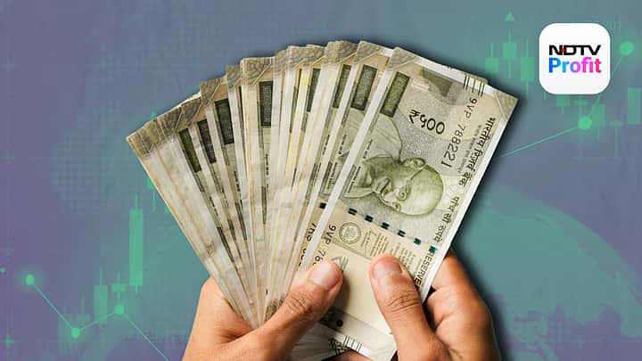 Rupee falls for fourth straight session, closes at 90.28 against US dollar