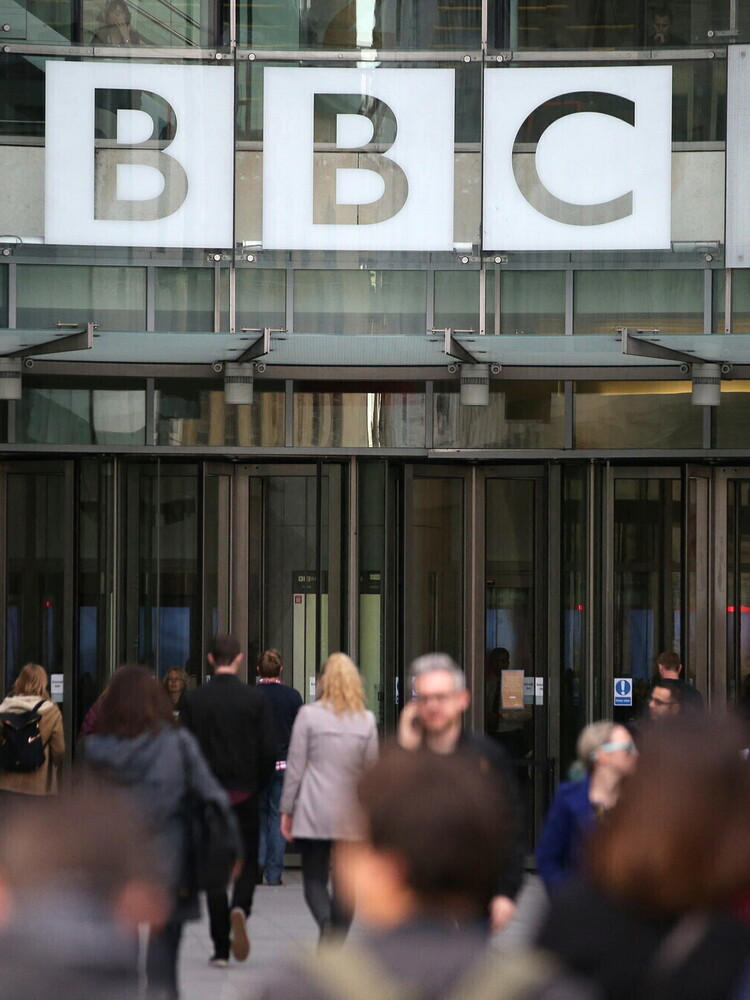 Trump chiede 10 miliardi di dollari alla BBC, "mi ha diffamato"