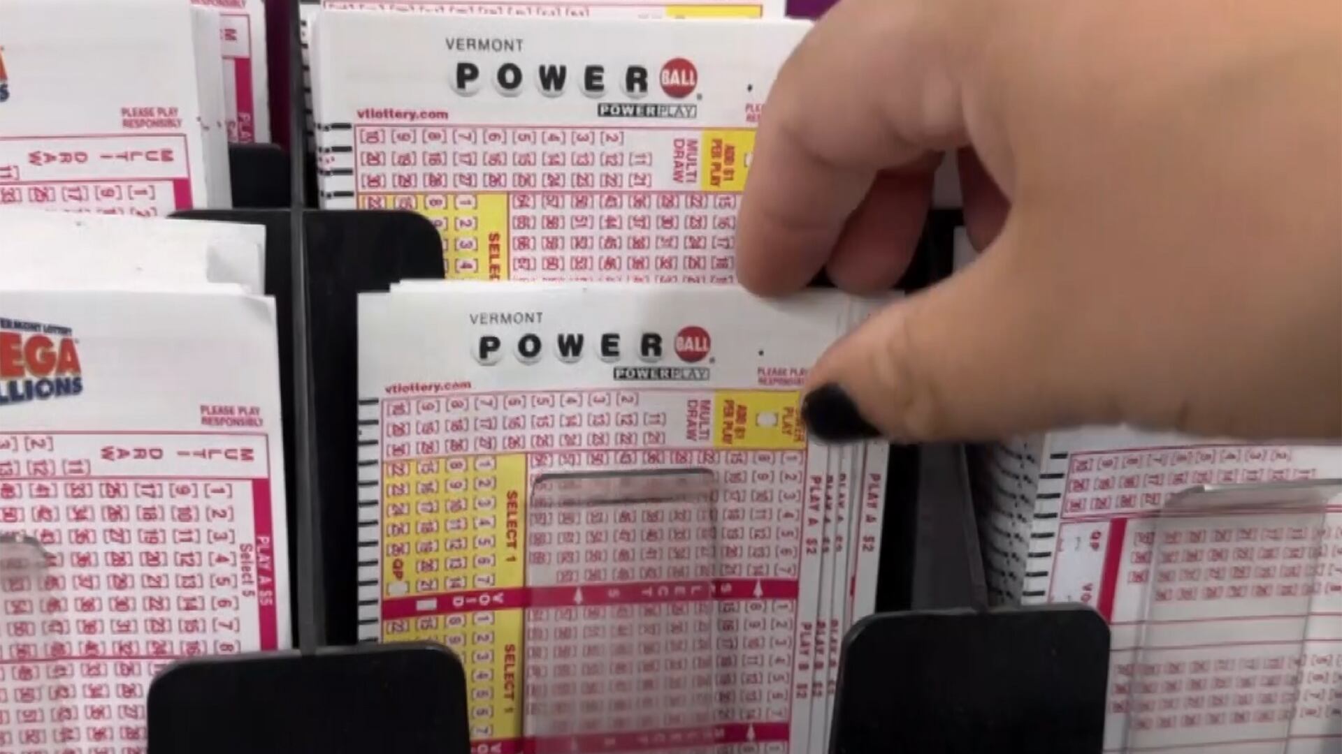 Nobody wins Powerball jackpot, but Grand Chute player has a richer holiday