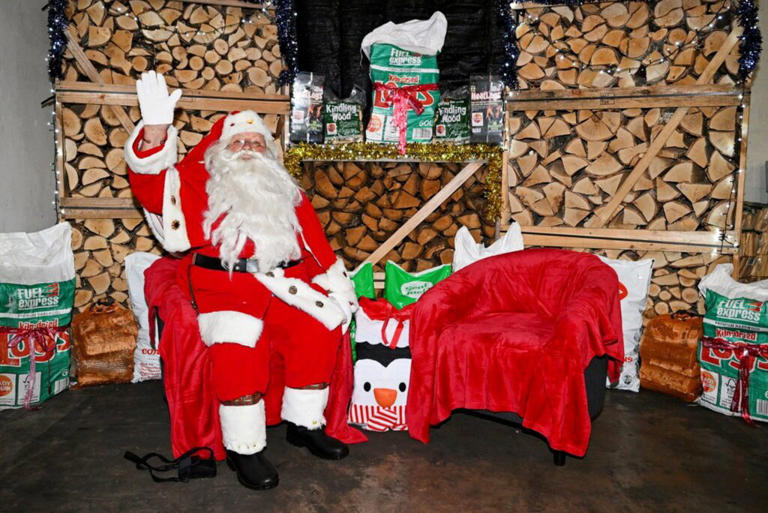 World’s longest serving Santa still bringing Christmas joy to kids ...