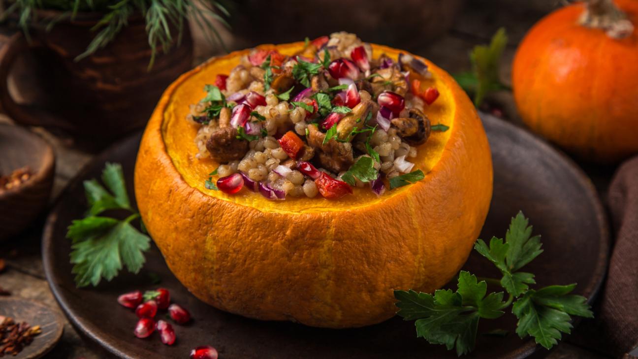 Vegan συνταγή: Γεμιστή κολοκύθα με ρύζι και μανιτάρια - πιο νόστιμη κι ...