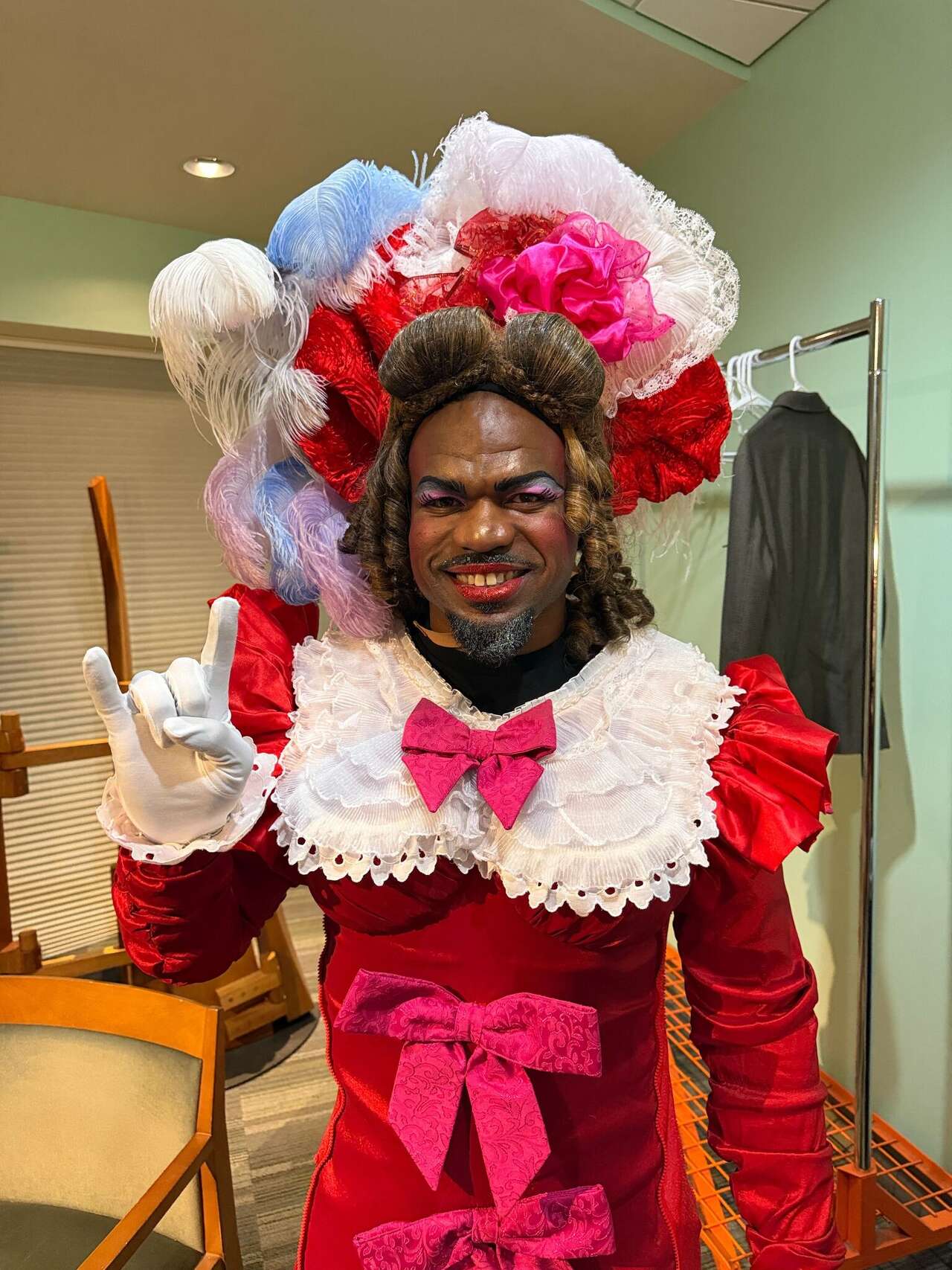 ESPN analyst, former NFL star returns to Austin to play Mother Ginger ...