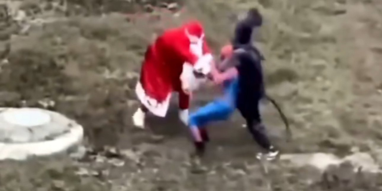 Απίστευτο, viral βίντεο: Ξύλο μεταξύ Αγίου Βασίλη, Spiderman και Μίκι Μάους