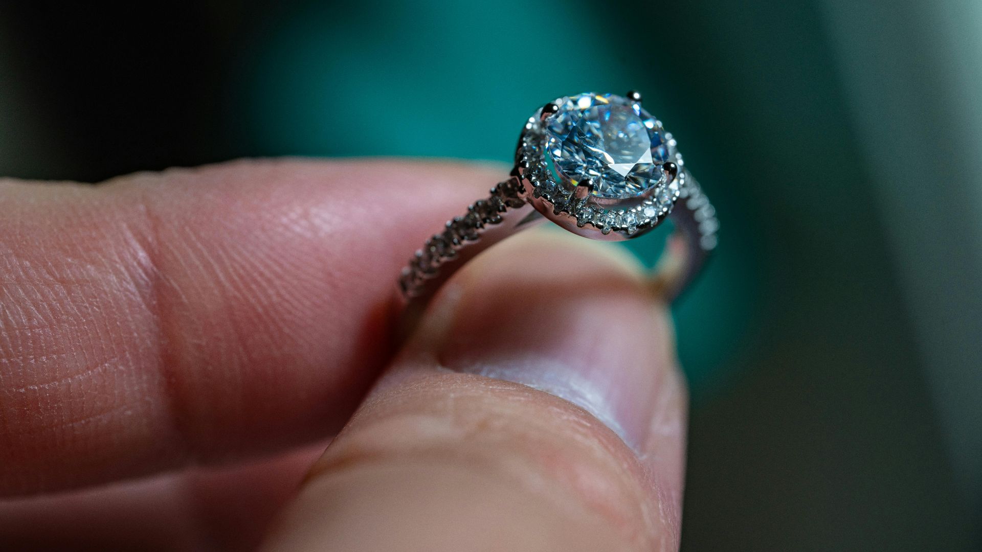 A woman bought a “fake” diamond ring at a flea market in the 80s—30 ...