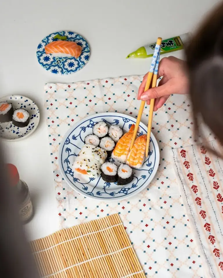 Why sushi chefs say you should never rub your chopsticks together at ...