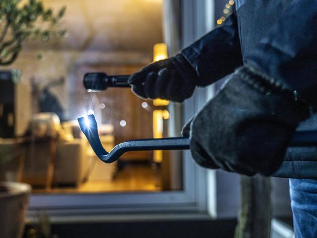 Mitten in der Nacht: Seniorin verscheucht Einbrecher-Trio