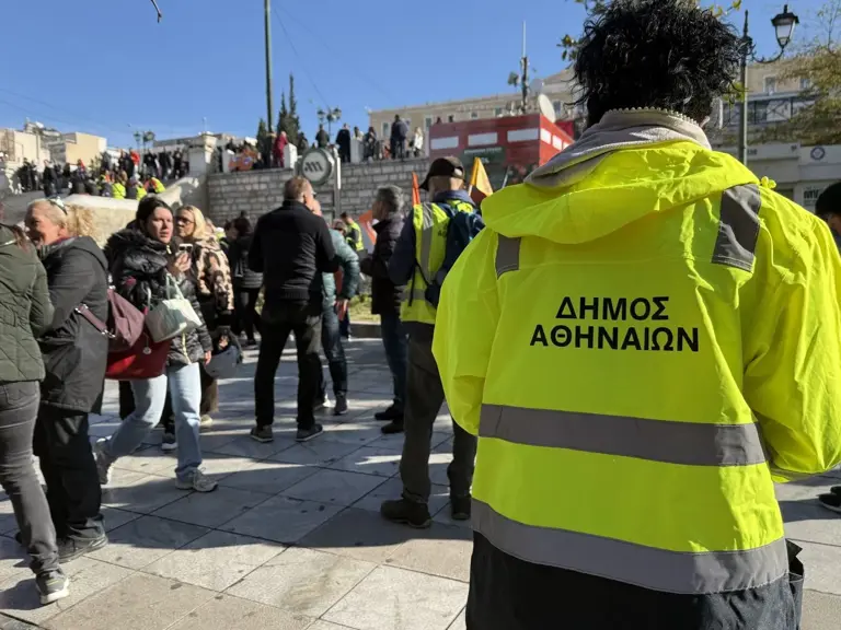 Μαζικό «παρών» στη μεγάλη απεργιακή κινητοποίηση στο Σύνταγμα