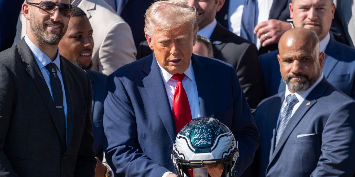 Trump presiona a equipos de la NFL para contratar a un entrenador ganador