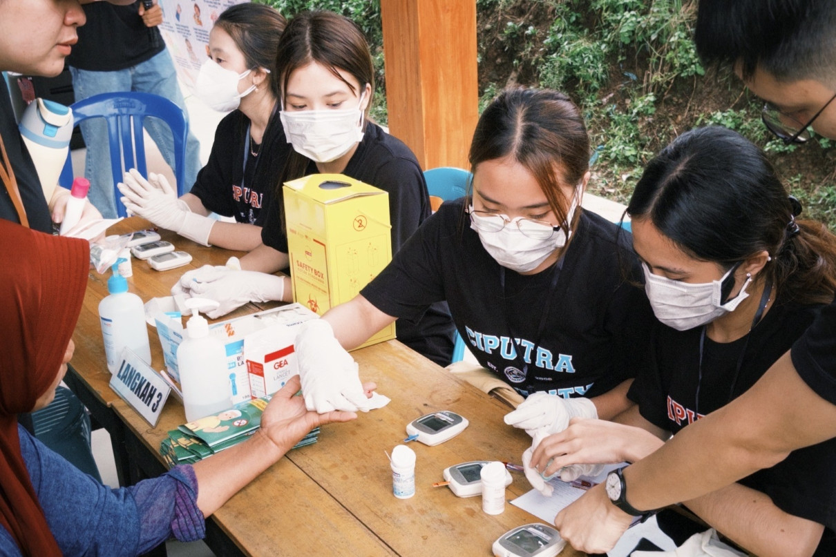 Mahasiswa FKUC Temukan Banyak Penyakit Tak Terdeteksi di Mojokerto