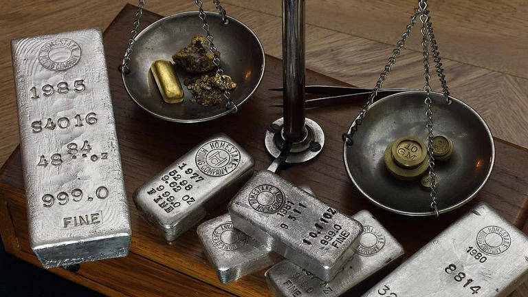 Gold, silver futures drop as investors book profits ahead of US data