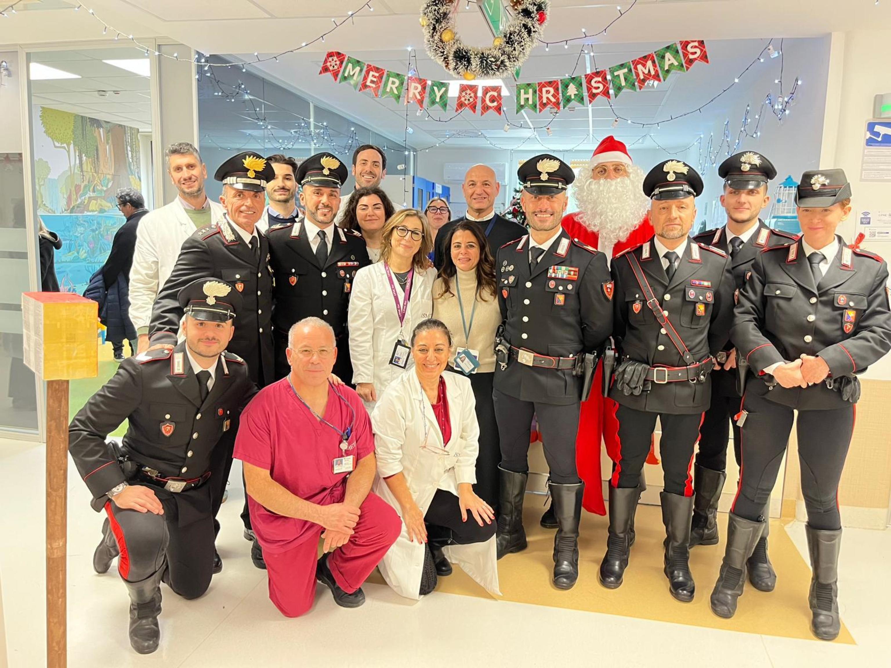 I carabinieri portano doni ai piccoli pazienti dell'Ismett