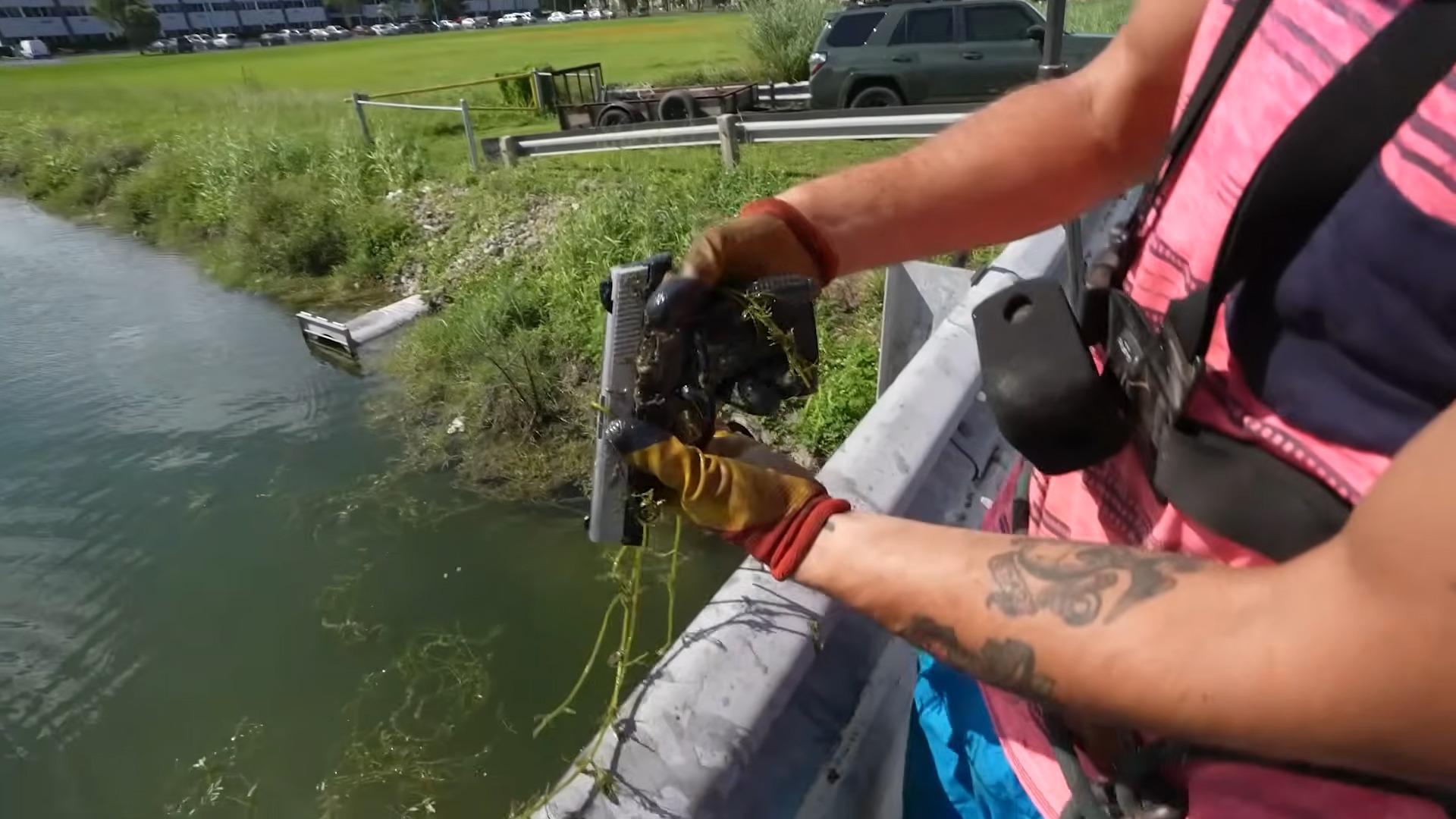 A bag full of money comes out of the water | Magnet fishing