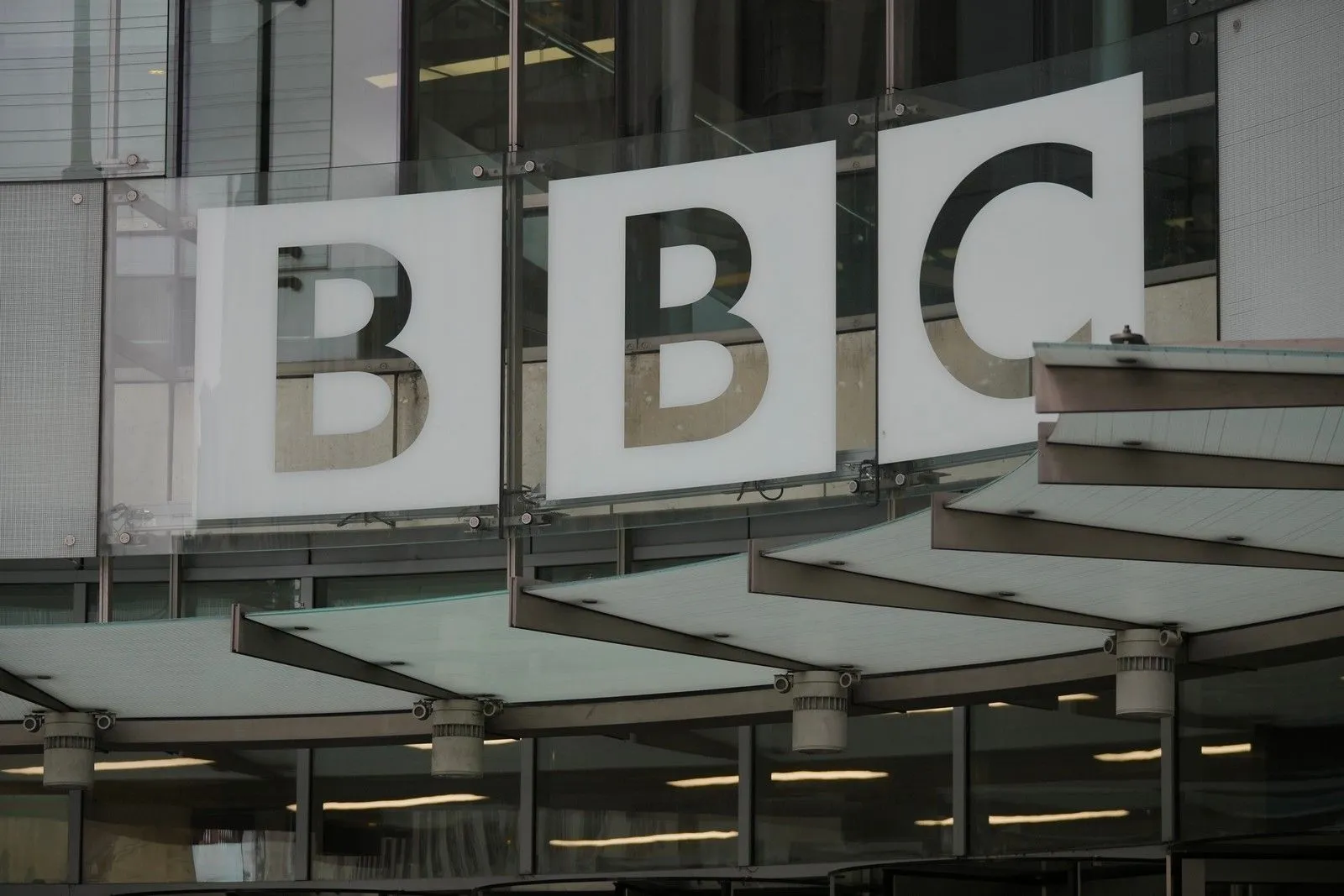 Το BBC θα αντιπαλέψει την αγωγή του Τραμπ για δυσφήμιση