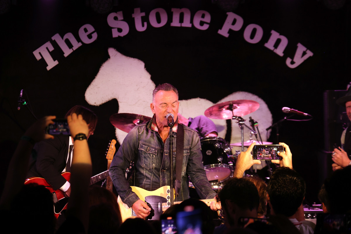 Bruce Springsteen stuns NJ crowd with surprise Christmas performance