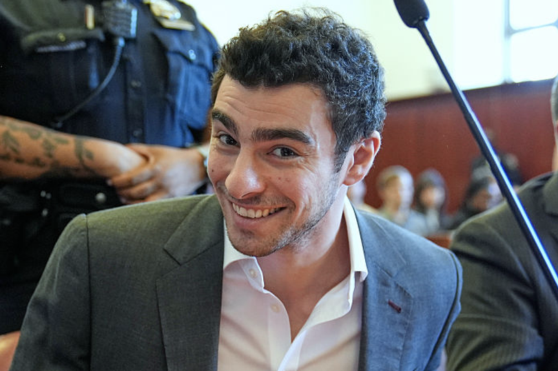 Luigi Mangione flashes huge smile and jokes with photographers in New ...