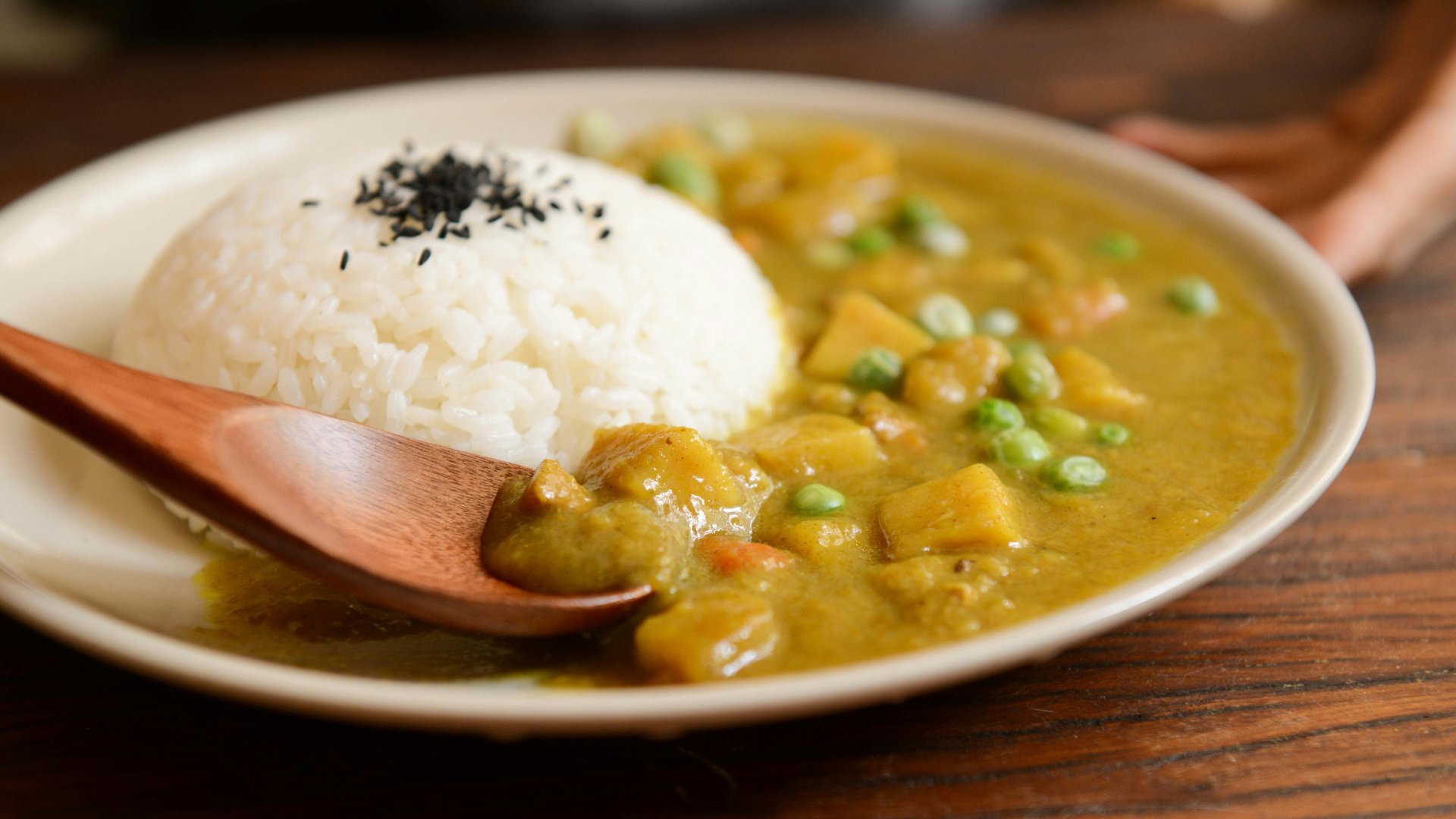 10 countries with boring food & 10 with the best