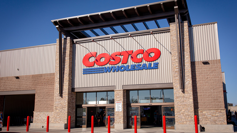 The 6 major differences between shopping at Costco vs Costco.com