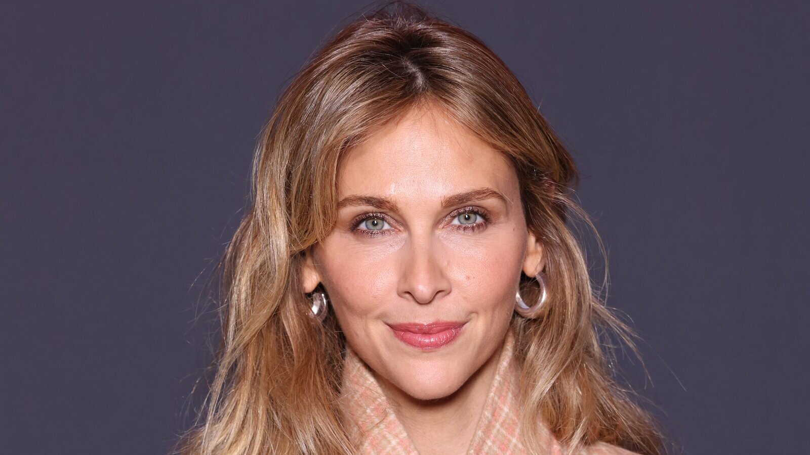 Ophélie Meunier (37 ans) porte la tendance manteau parfaite pour une ...