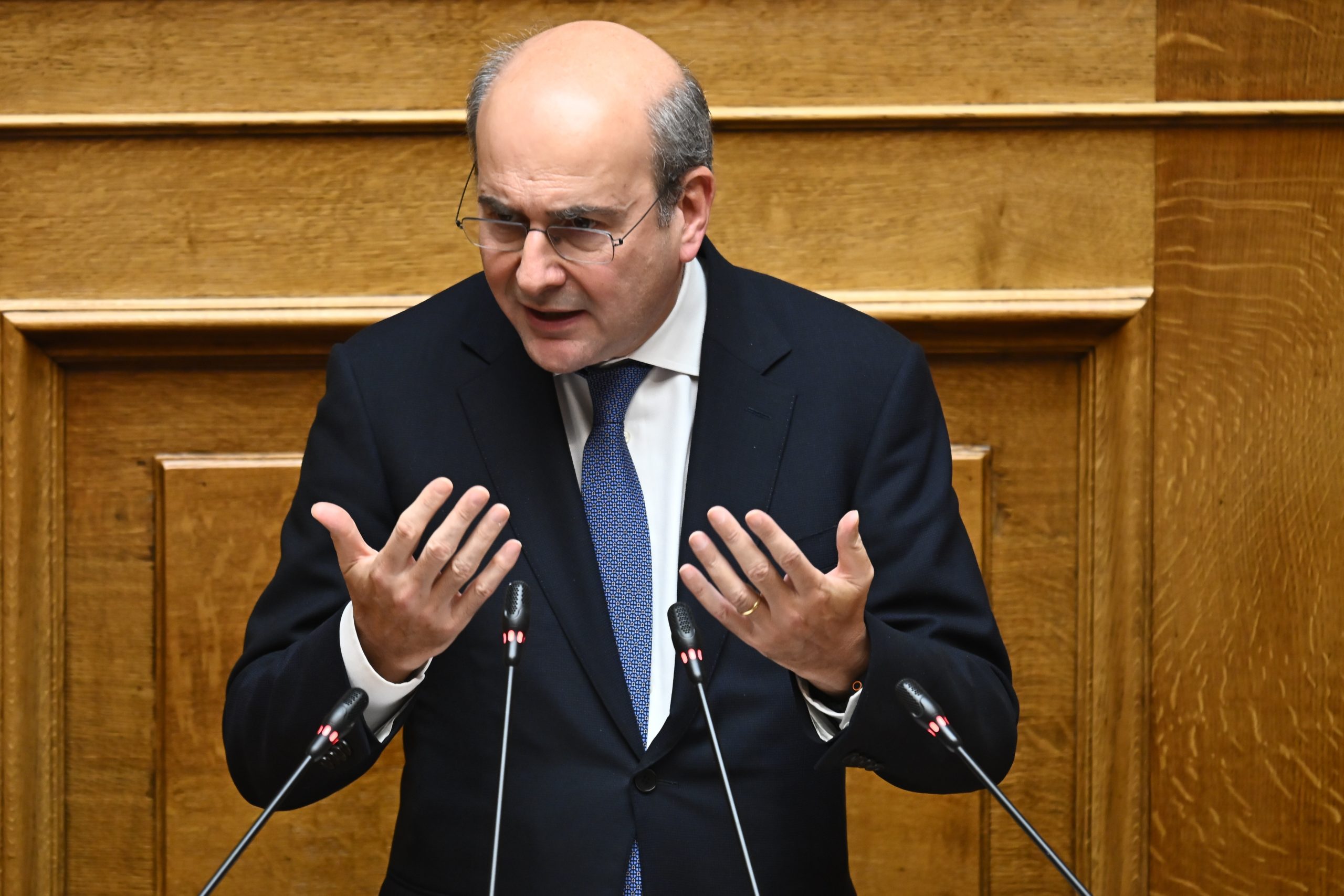 Κωστής Χατζηδάκης στη Βουλή: 160 εκατ. ευρώ σε αγρότες και κτηνοτρόφους ...