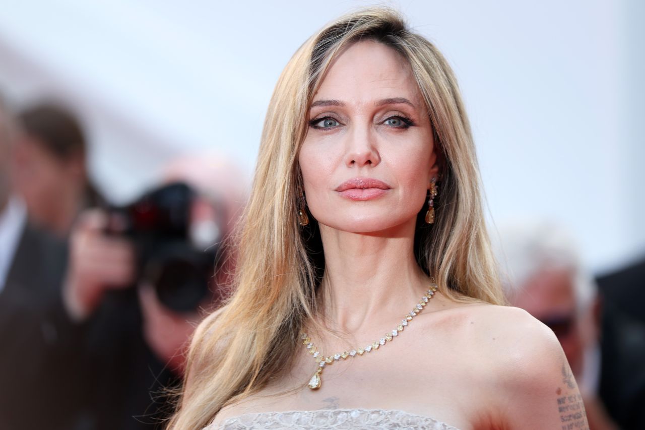 Angelina Jolie bravely shares her mastectomy scars for the first time ...