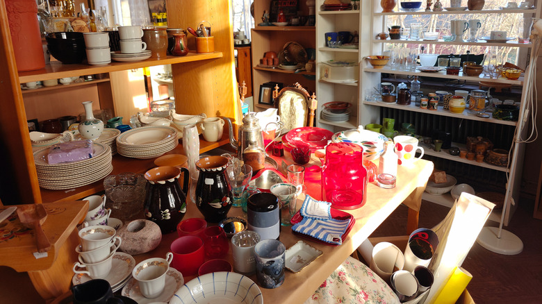 Goodbye to counter clutter: These vintage thrift store finds organize ...