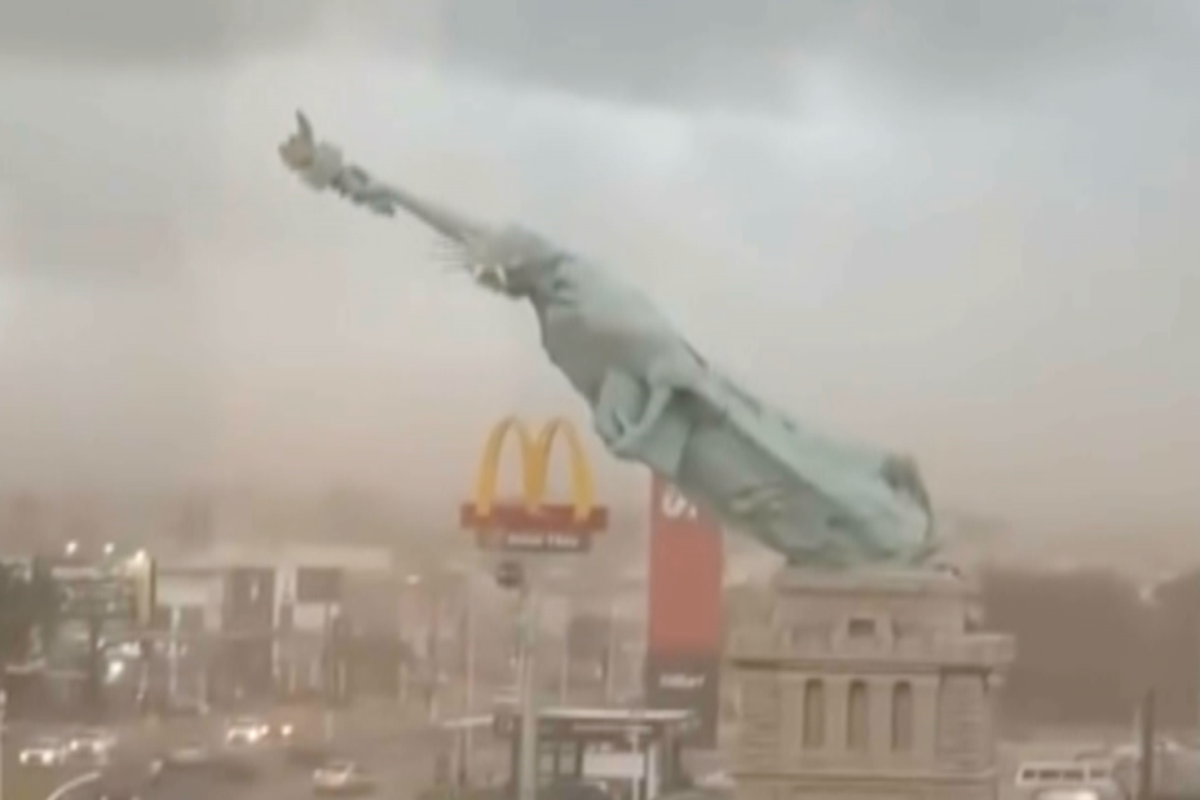 Statue of Liberty replica collapses in Brazil