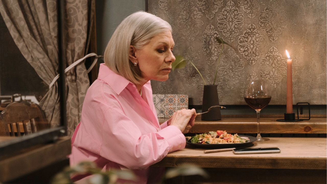 They arrived at the restaurant with empty pockets. I paid for my own ...